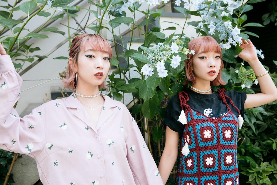 【インタビュー】ファッションモデル／DJの双子ユニットAMIAYAが選ぶ！昼と夜で聴きたい“サマーソング”10曲 | Qetic