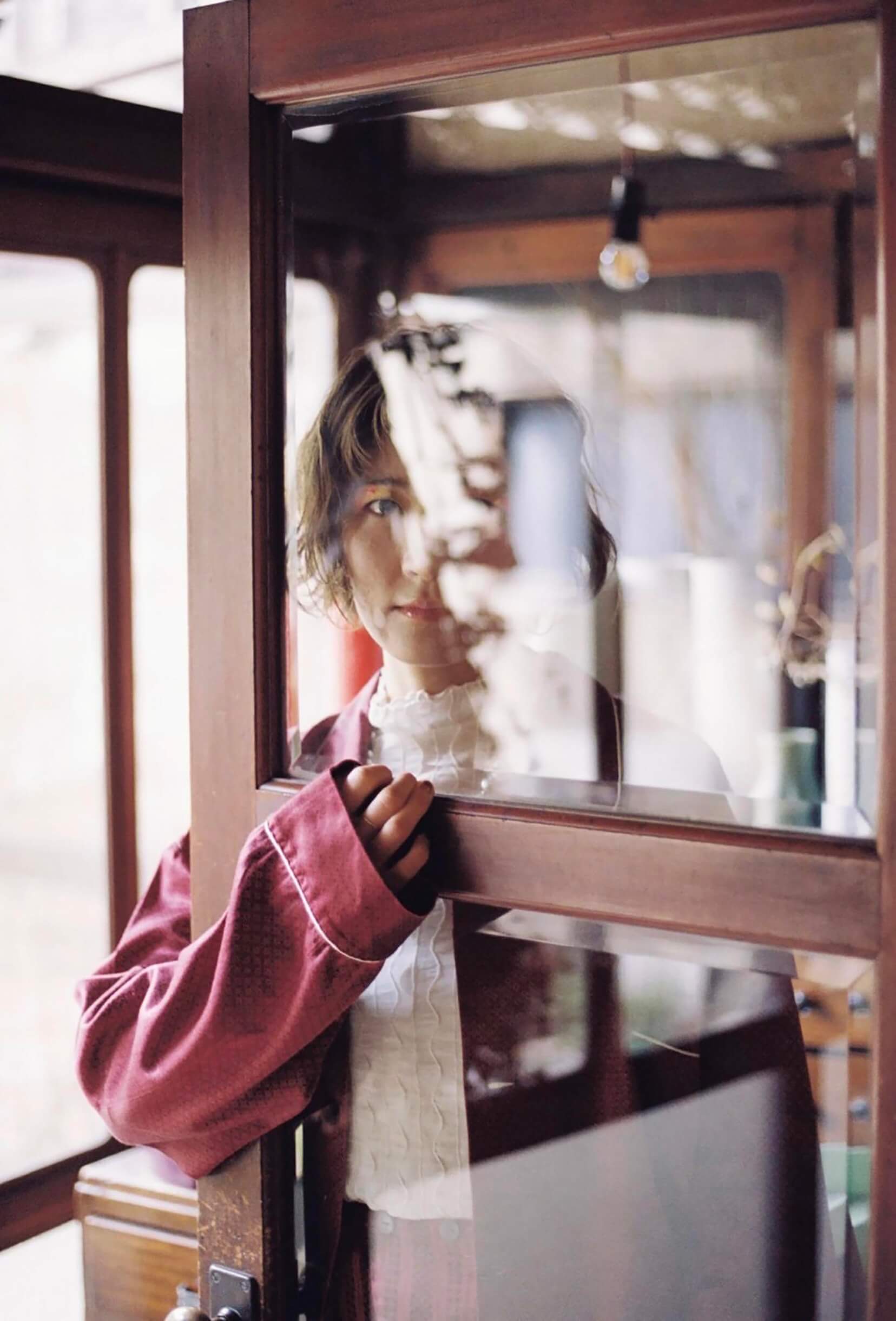 YeYe、BIMをフィーチャーした新曲「素っ頓狂」をリリース｜共同プロデューサーは小西遼 | Qetic